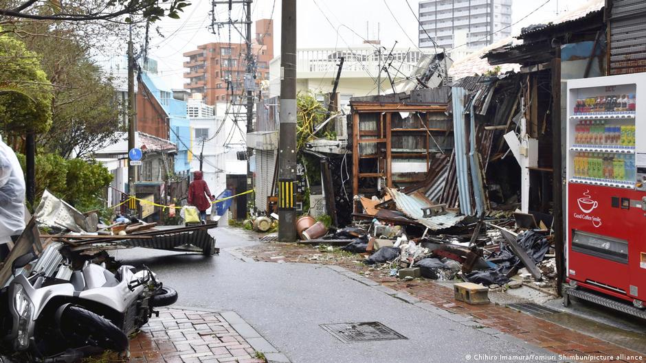 Typhoon Khanun kills 2 in Japan, moves toward Taiwan