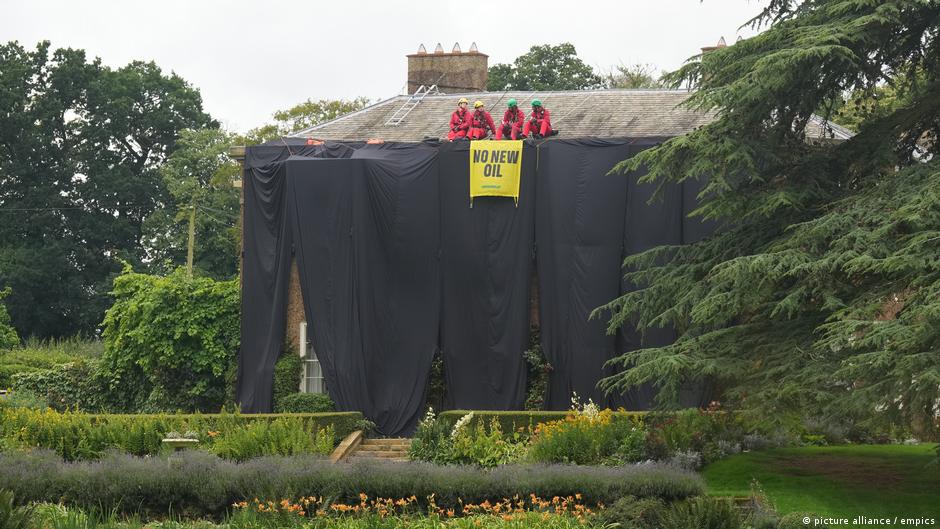 UK, oil: Greenpeace covers PM Sunak's house in black cloth – DW – 08/03 ...