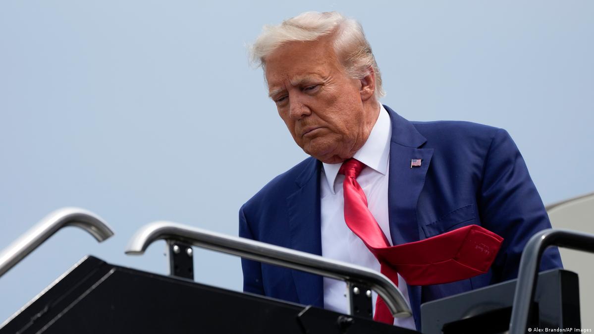 US: Trump indicted in Georgia over 2020 election meddling – DW – 08/15/2023