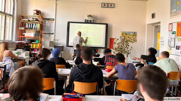 Teaching about Nazis and the Holocaust in German schools – DW – 11/08/2023