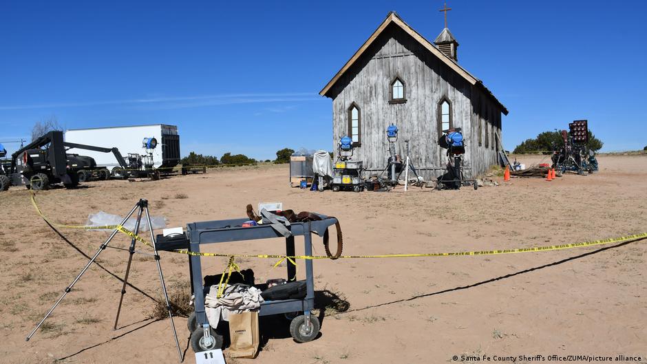 'Rust' weapons handler waives pretrial hearing – DW – 08/05/2023