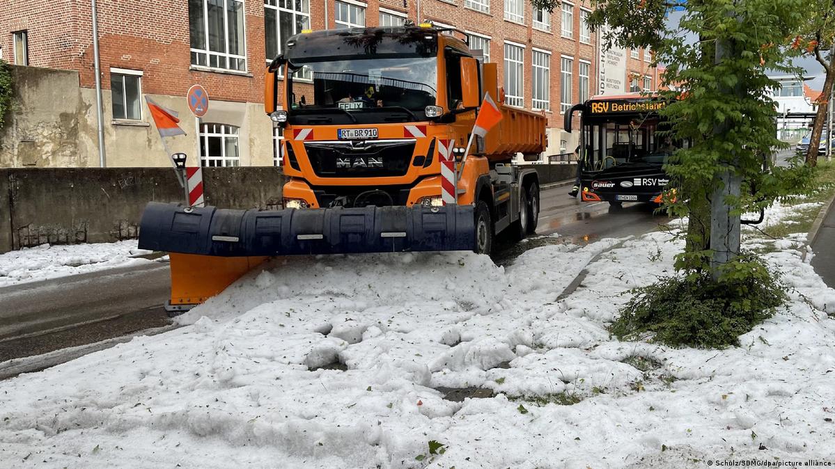 German city sends in snowplows after summer hailstorm – DW – 08/05/2023