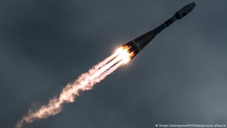Russia launches first moon mission in nearly 50 years – DW – 08/11/2023