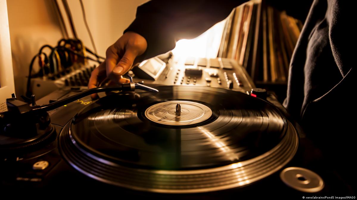 How teenagers from the Bronx invented hip-hop 50 years ago – DW – 08/11 ...