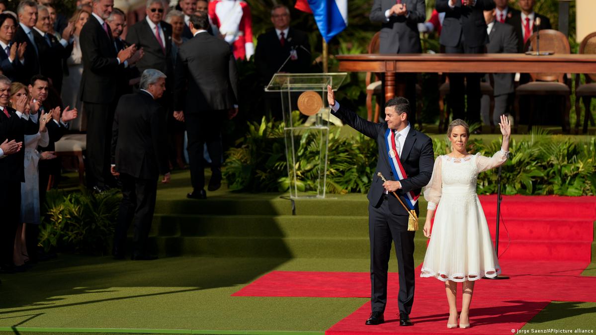 Santiago Peña es investido como presidente de Paraguay
