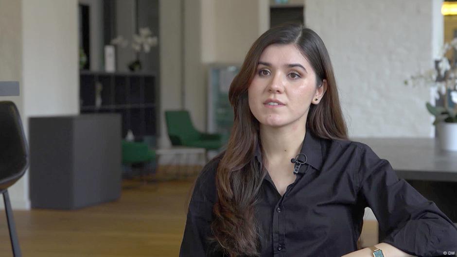 Refugee offers online job training to women in Afghanistan – DW – 08/15/2023