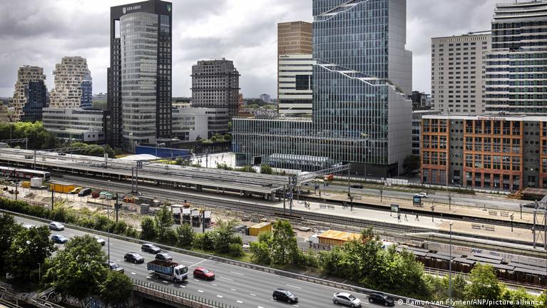 Netherlands dips into recession after strong COVID rebound – DW – 08/16 ...