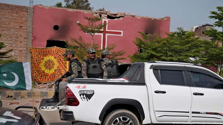 Pakistan troops quell riots amid claims of Quran desecration – DW – 08 ...