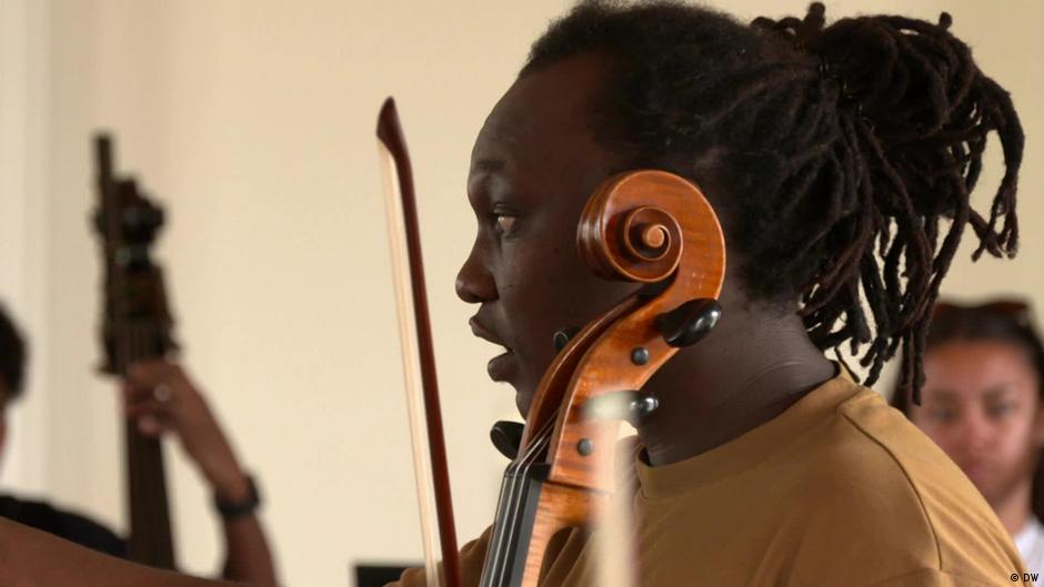 Cellist Abel Selaocoe: Classical Music with an African Beat – DW – 08 ...