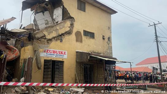 Several die in Nigeria building collapse – DW – 08/24/2023