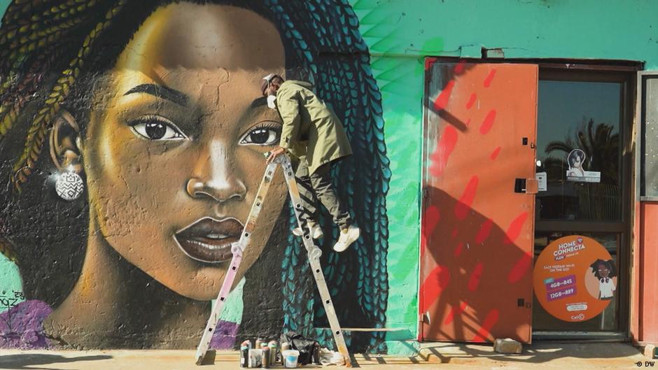 Street art honors South Africa's heroes – DW – 10/07/2023