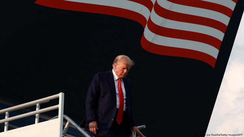 Trump booked in Georgia election interference case – DW – 08/25/2023