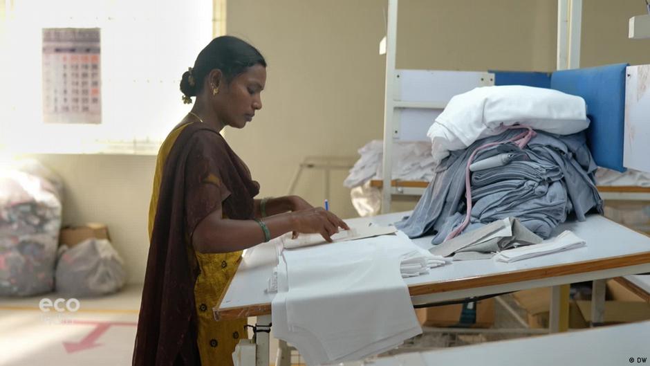 Turning waste plastic bottles into clothes – DW – 08/29/2023