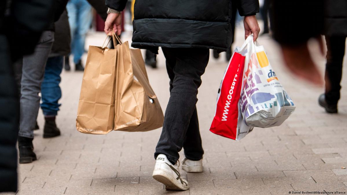 Germany: Low consumer confidence expected to dip further – DW – 08/29/2023