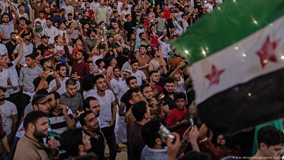 مظاهرات ضد النظام وتحرير الشام في ذكرى بدء الثورة السورية Dw 2024