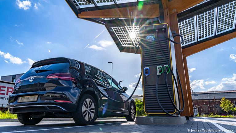 German auto industry: Will 2024 mark a turning point? – DW – 12/29/2023