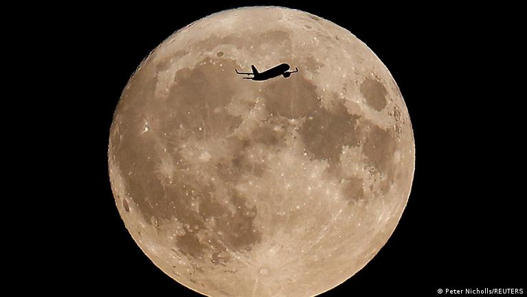 The moon – DW