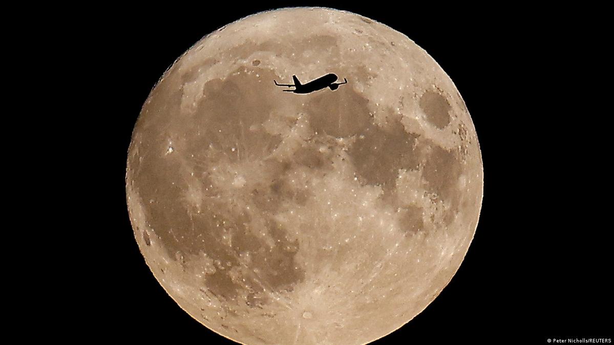 The moon – DW