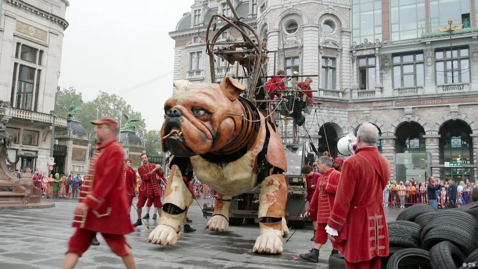 Performance: Giant dogs roam the streets of Antwerp – DW – 09/04/2023