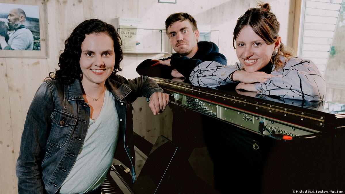 Classical Music on a Small Stage: Tiny House Concert, Part 1 – DW – 09 ...