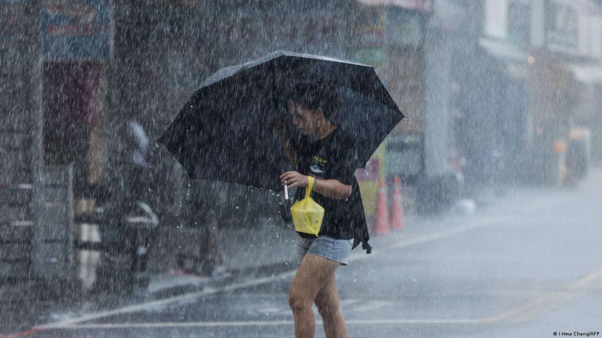 Hong Kong receives heaviest rainfall in 140 years – DW – 09/08/2023