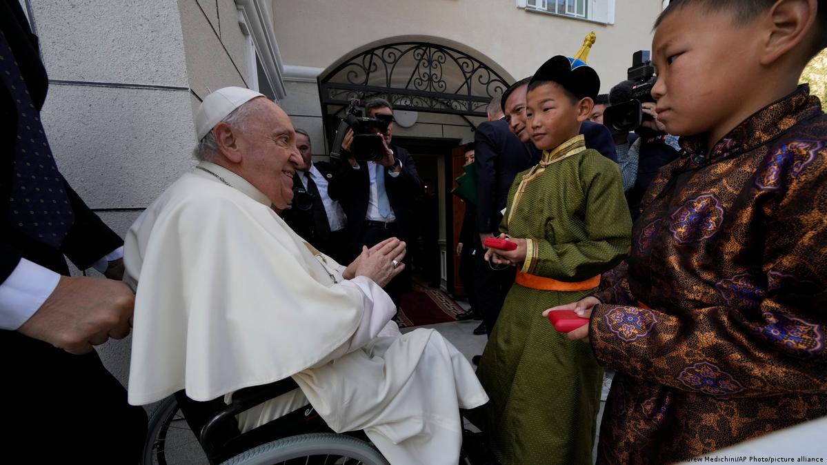 Pope Francis wraps up Mongolia trip at new homeless shelter