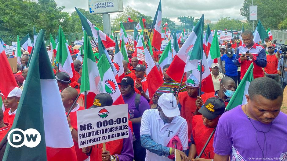 Nigeria unions stage warning strike amid rising living costs – DW – 09/05/2023
