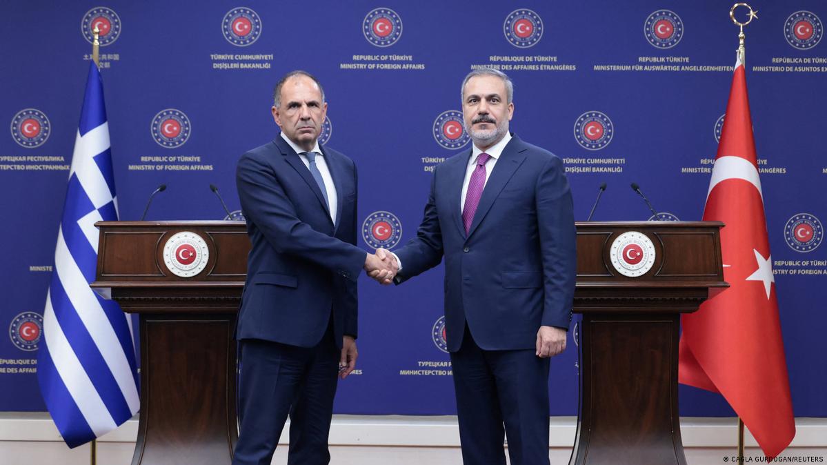 Turkish, Greek foreign ministers hail 'new era' of relations – DW – 09 ...