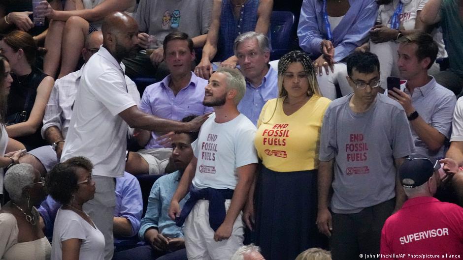 Climate activists' protest halts US Open match – DW – 09/08/2023