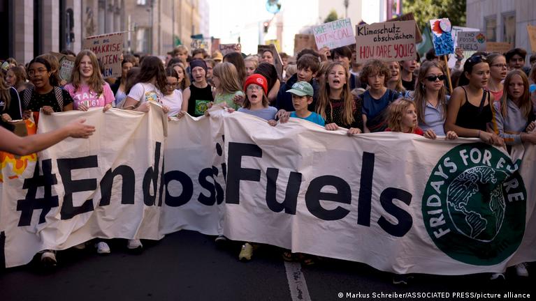 Fridays for Future climate protests held worldwide – DW – 09/15/2023