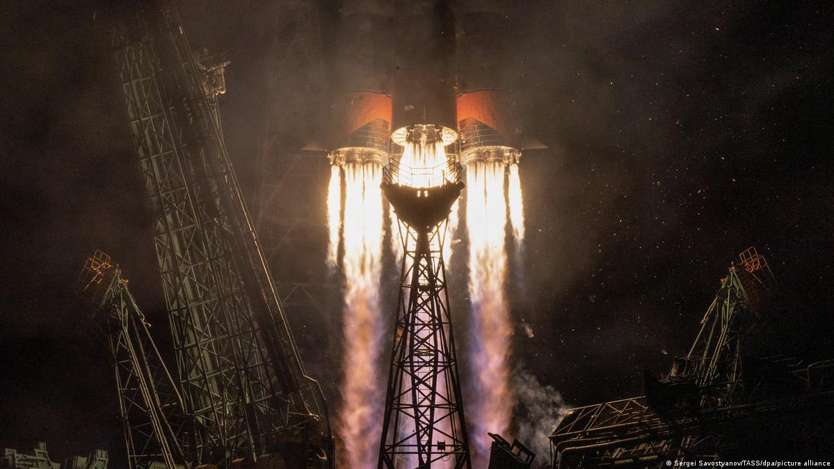 Russian Soyuz docks at ISS, cosmonauts and astronaut aboard – DW – 09 ...