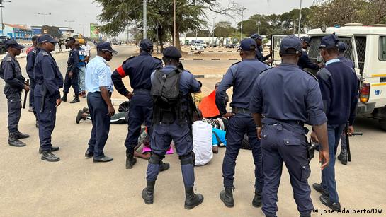 Abusos nas prisões: Autoridades angolanas em silêncio – DW – 29/07/2024
