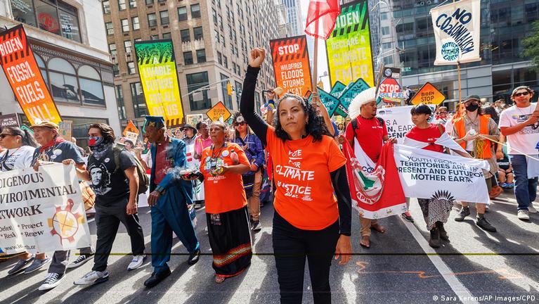 Climate change: Thousands march in NYC ahead of UN summit – DW – 09/18/2023