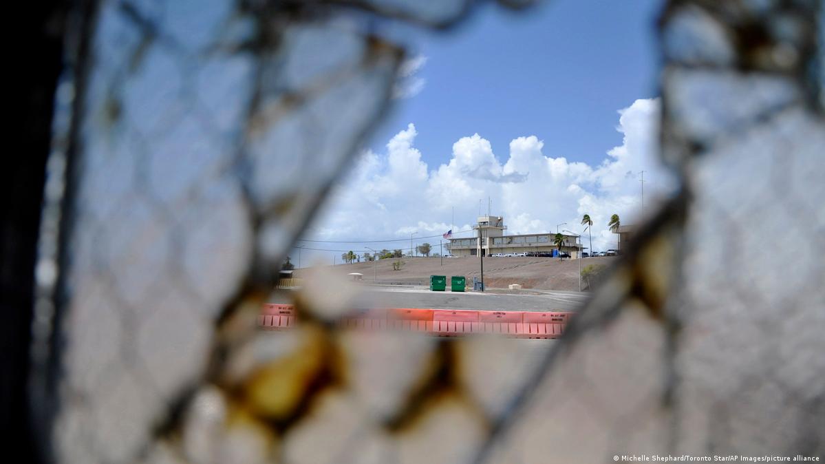Trump to sign order for migrant facility at Guantanamo Bay – DW – 01/29 ...