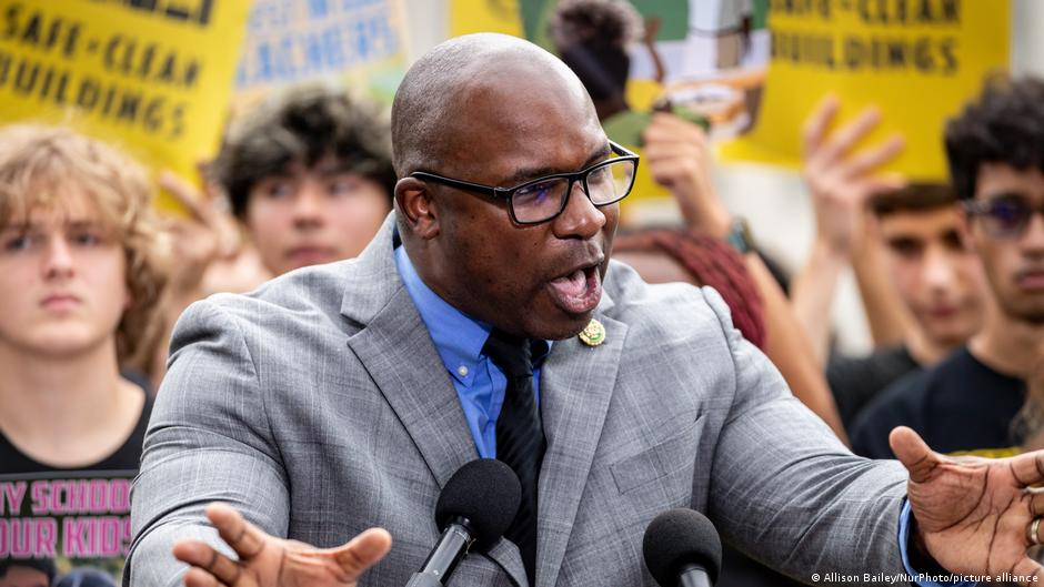 US House Democrat under investigation for fire alarm stunt – DW – 10/01 ...