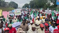 Nigeria labor unions suspend indefinite strike – DW – 10/03/2023