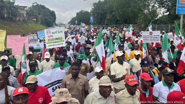 Nigeria labor unions suspend indefinite strike – DW – 10/03/2023