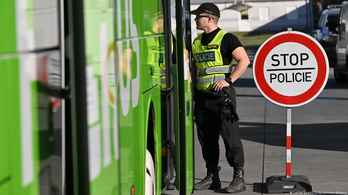 Border checks back in several European countries – DW – 10/04/2023