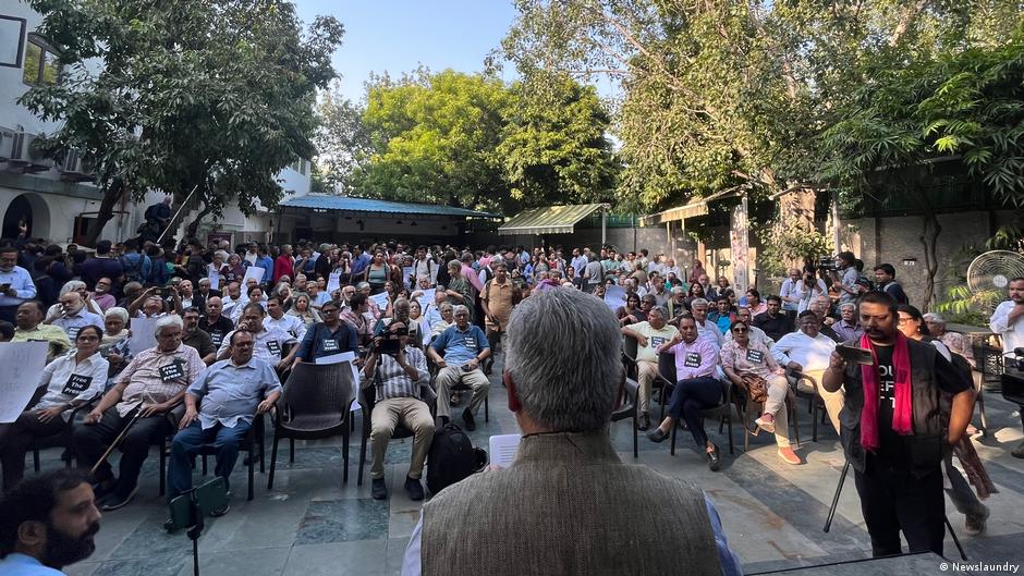 Media crackdown in India: NewsClick raids alarm journalists