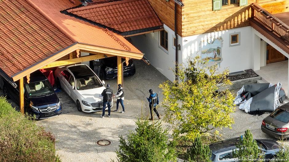 German agents raid Bavarian villa of sanctioned Russian – DW – 10/06/2023