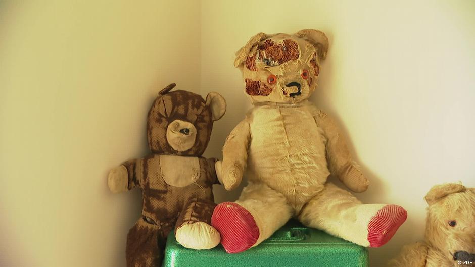 A teddy clinic in Britain's Cornwall fixes up stuffed toys – DW – 10/16 ...