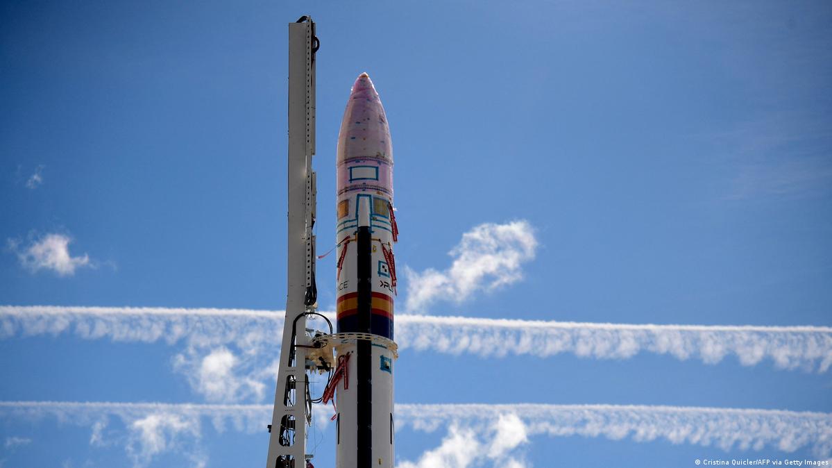 Spain's first private rocket launch deemed 'successful' – DW – 10/07/2023