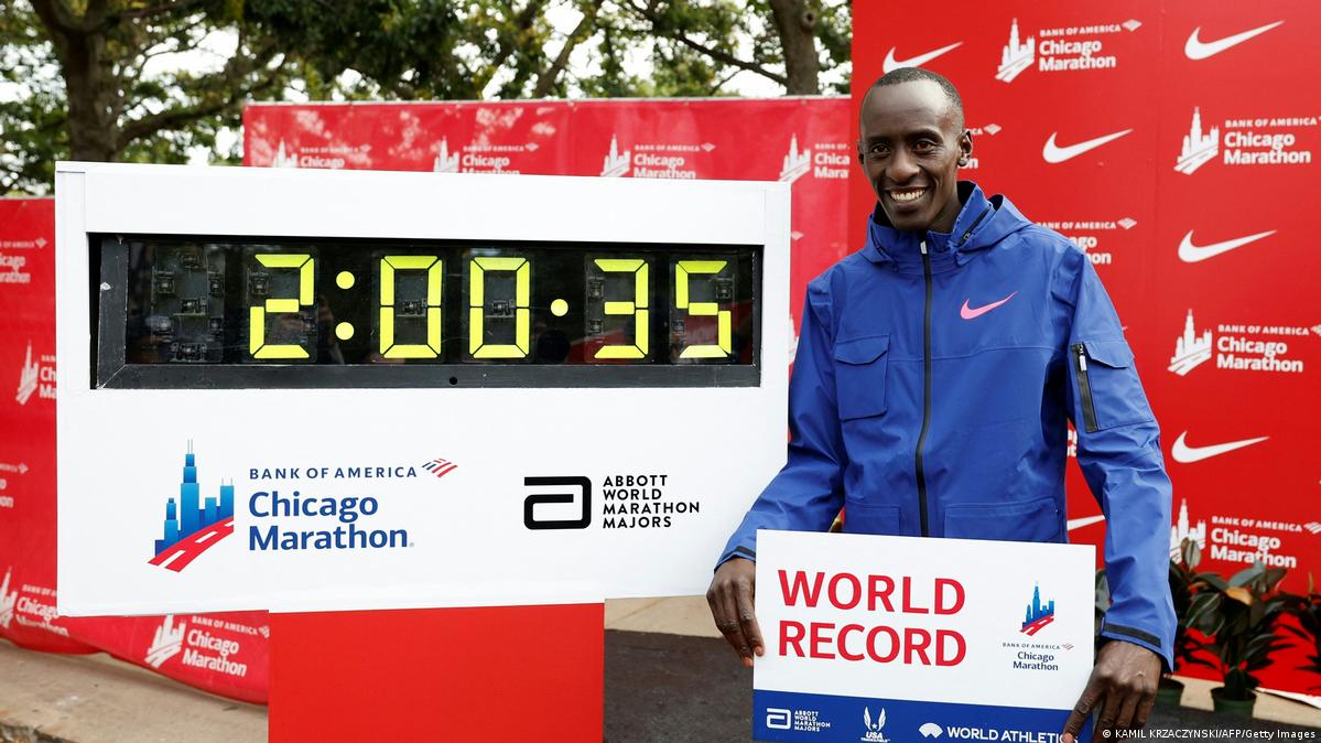 Kelvin Kiptum sets new marathon world record in Chicago