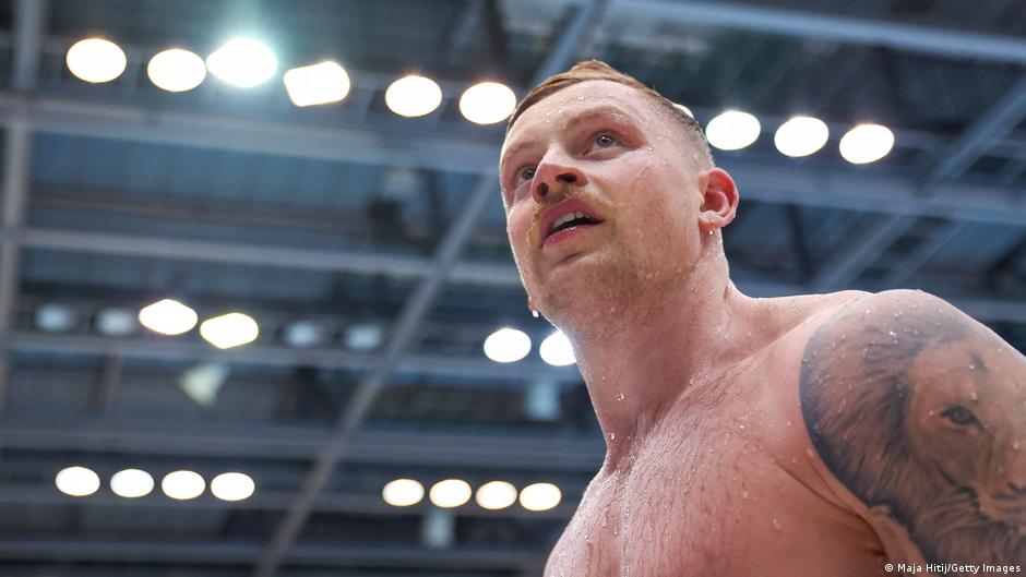 Adam Peaty back in the pool after mental health break – DW – 10/09/2023