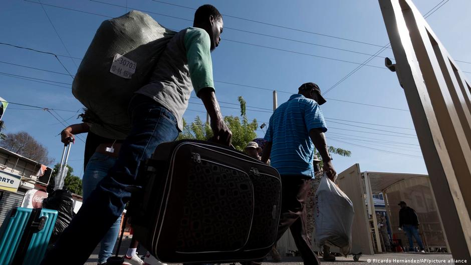 Dominicana deporta un promedio de 30.000 haitianos por mes – DW – 06/08 ...