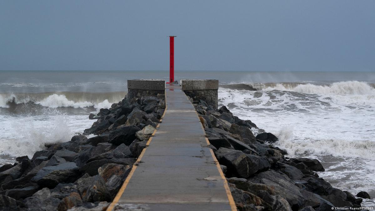 Huracán Lidia deja un muerto e inundaciones en México