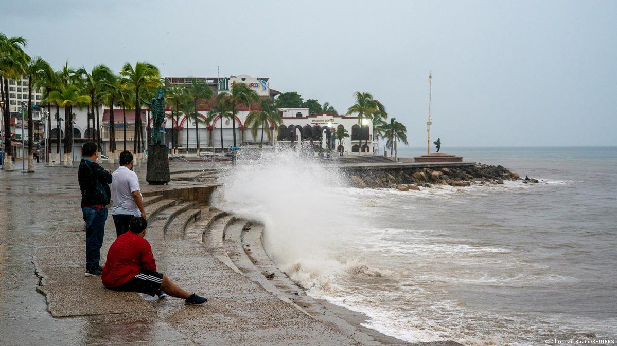 Hurricane Lidia hits Mexico as 'extremely dangerous' storm – DW – 10/11 ...