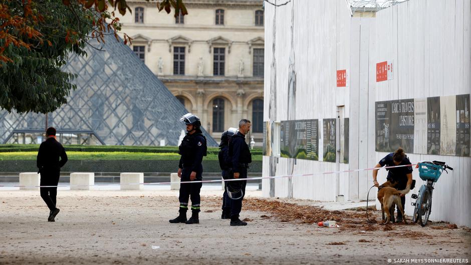 France: Louvre and Versailles evacuated amid terrorism alert – DW – 10 ...