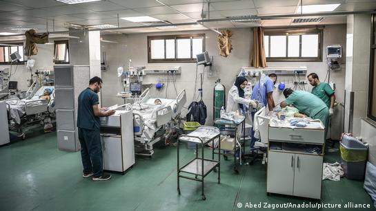Hospitales de Gaza desbordados y sin suministros – DW – 16/10/2023