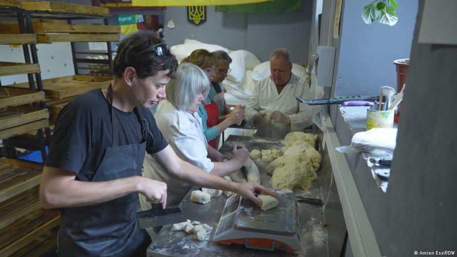 Volunteers in Ukraine's Kharkiv cook for hospital, soldiers – DW – 10 ...